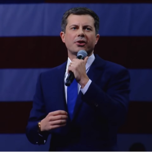 Amazonプライム オープンリーゲイのピート・ブティジェッジ運輸長官のアメリカ大統領選を記録したドキュメンタリー映画『Mayor Pete ...